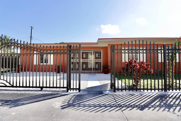 "Miami Retreat: 1br Haven" - Miami Gardens, FL