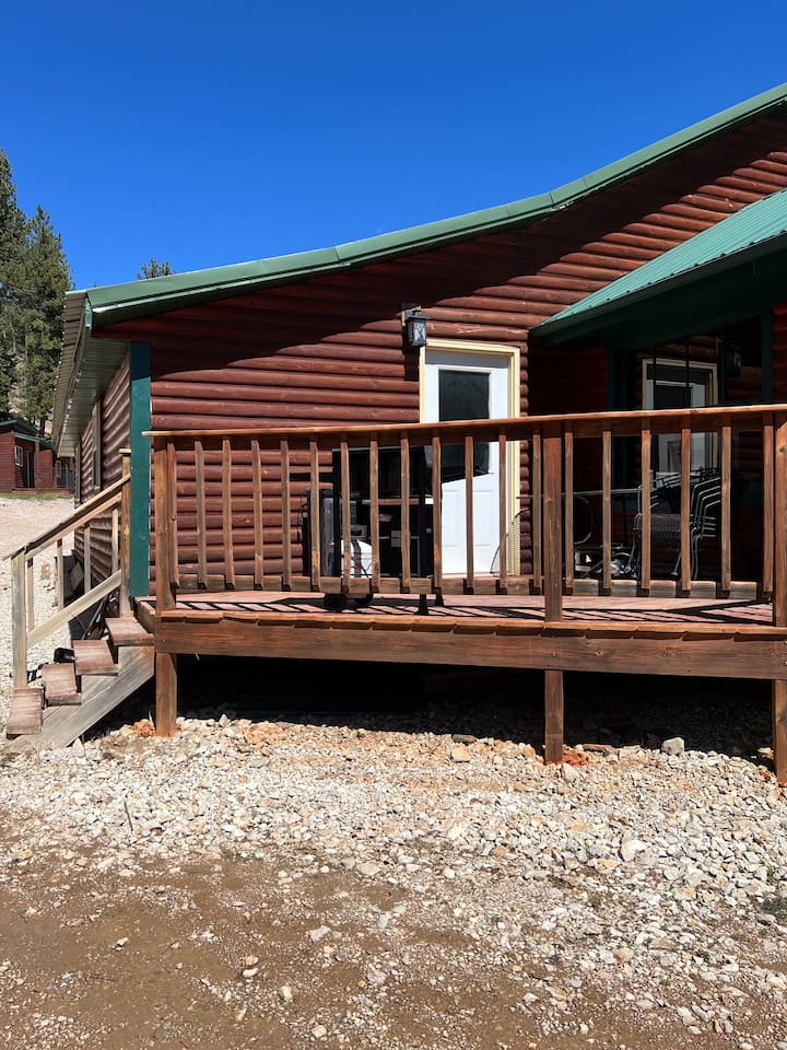 Black Bear Cabin (L3)- Galena Road Cabins - Deadwood, SD