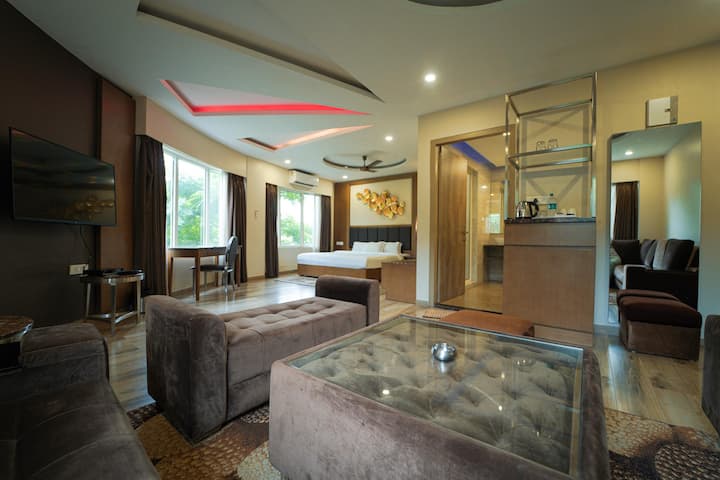 Royal Suite Room / Club Nirvana Boutique Resort - Sonapur