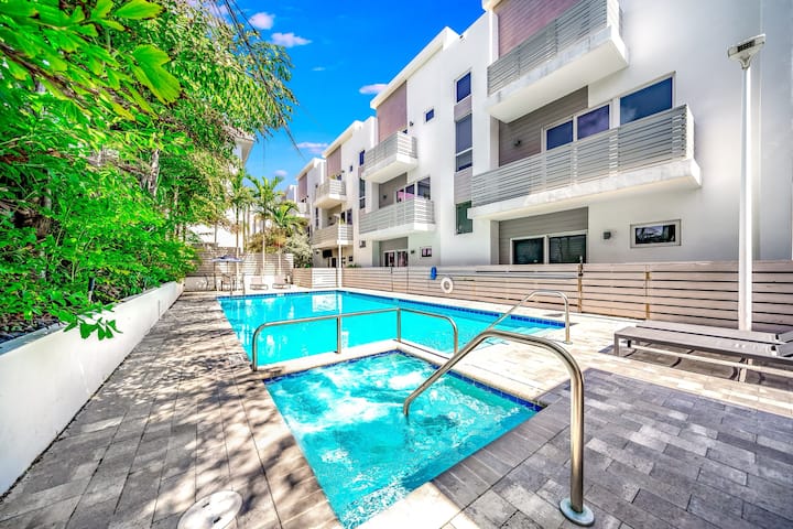 Pool+hot Tub+sauna+gym! 1 Minute Walk To Beach! - Deerfield Beach, FL