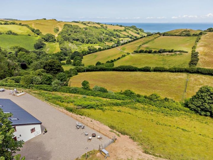 Hillsview - 4 Berth Renovated Barn Conversion - Combe Martin Bay