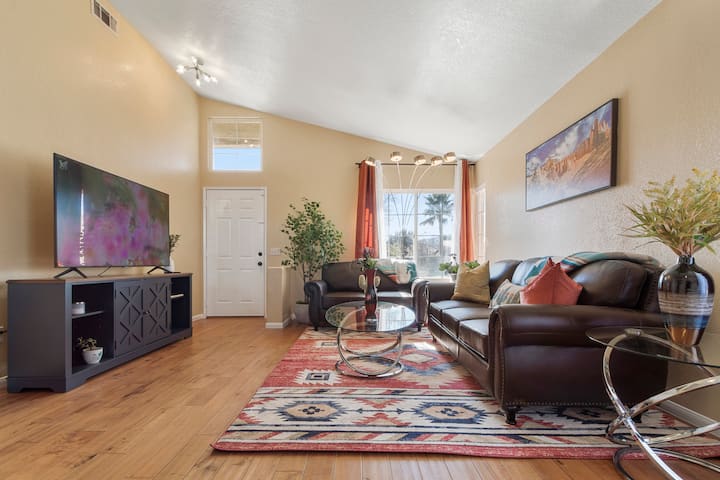 Spacious 4br Family & Work Stay Home W/ Parking - Palmdale, CA