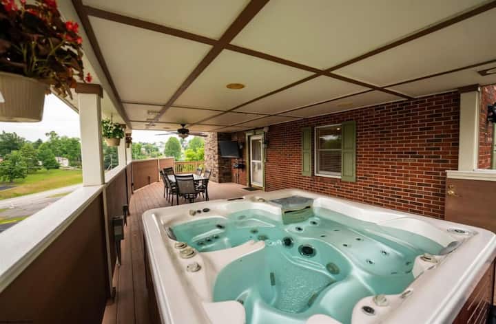 Prt To Wvu! Massive Patio, Hot Tub & Bar! - Morgantown, WV