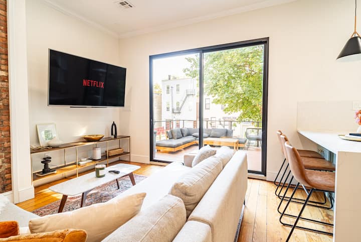 Apartment With Balcony, Explore Rockefeller Center - Jersey City, NJ