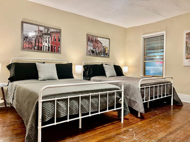 *Amazing* Sleeps 19 W/ 14 Beds @ Downtown Location - Pittsburgh