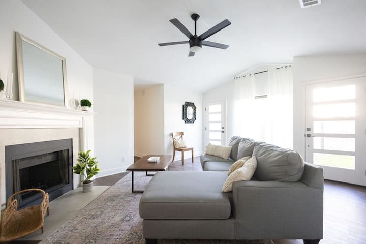 Beautiful Three Bedroom Condo - Lakeway, TX