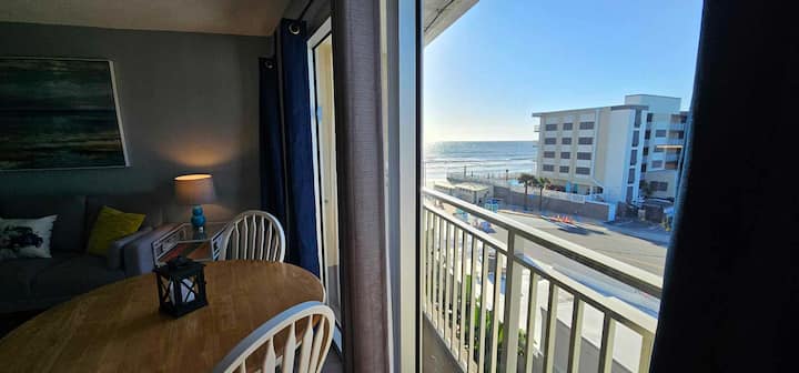 Sunrise Retreat - Sleeps 2 - Daytona Beach, FL