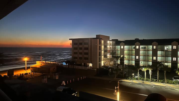 Sunrise Retreat - Sleeps 2 - Daytona Beach, FL