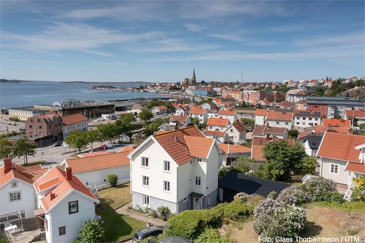 Två Plan Med Trädgård Och Balkong Med Havsutsikt - Lysekil