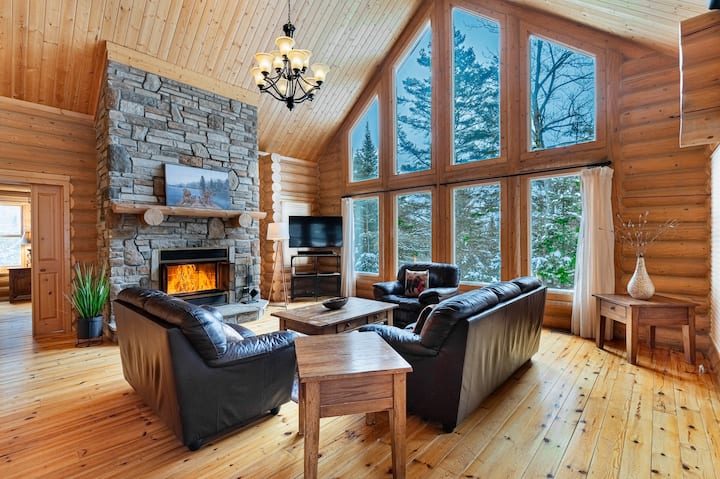 Fiddler Lake Resort Chalet: Private Hot Tub & Pool - Saint-Sauveur
