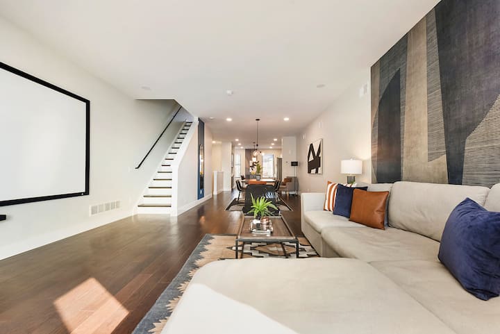 120" Movie Theater Home With Garage Parking - Pittsburgh