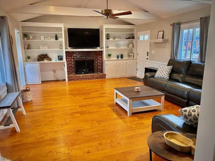 Louisville’s Centrally Located Retreat W/hot Tub! - Louisville, KY