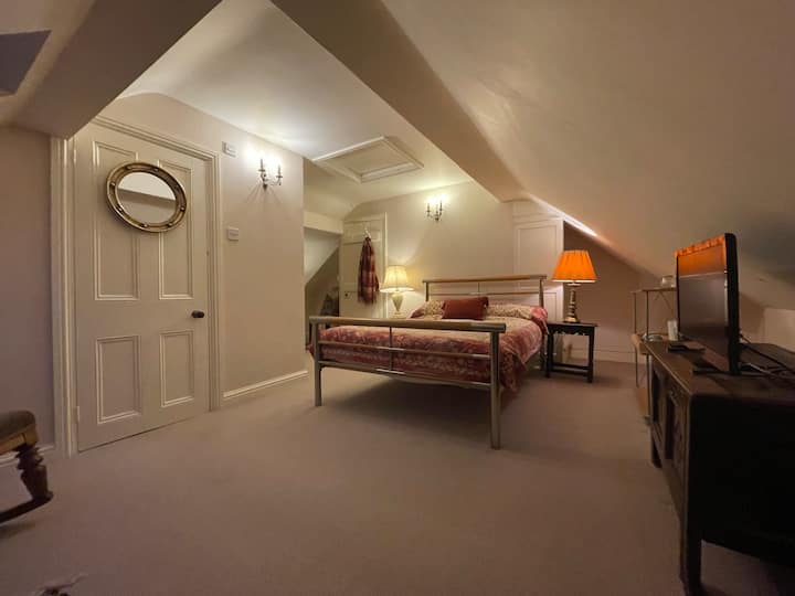 Spacious Attic Room With Ensuite - Great Longstone