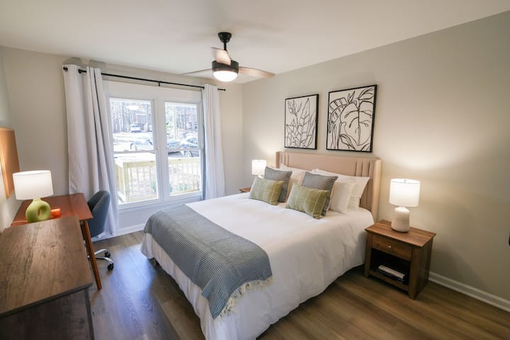 Gorgeous Park View Townhome - Raleigh, NC