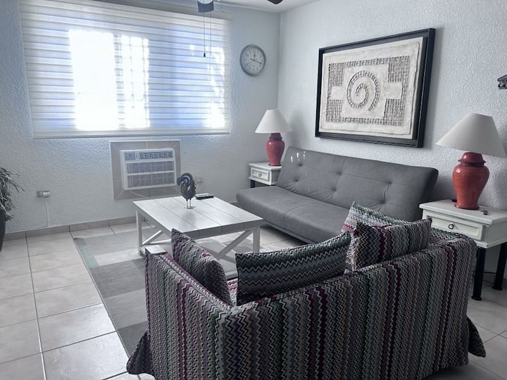 2 Bed 2 Bath Apartment, 2 Blocks From Beach - 마사틀란