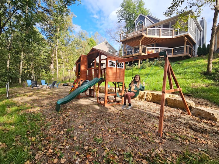 Luxurious, Newly Remodeled, 4bd Home W/hot Tub - Galena, IL