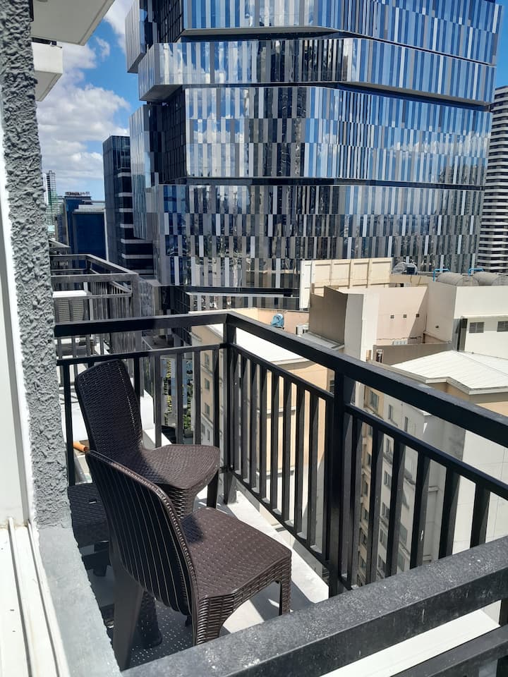 3 Beds, Ayala Condo, With Vaping Area And Balcony - Cebu City