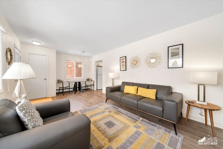 Serenity In Spenard & Near Airport W/2 Queen Beds - Anchorage, AK