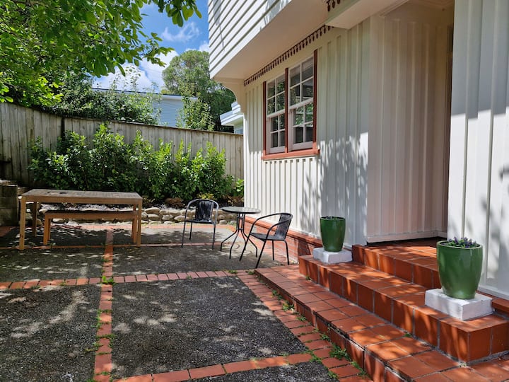 Treehouse With Seaview - Lower Hutt