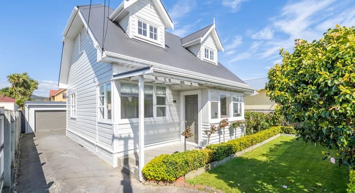 Petone Villa By The Sea - 