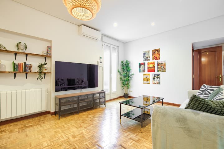 120m² Historic Gem: 4 Balconies, 10gigabit Wifi - Madrid