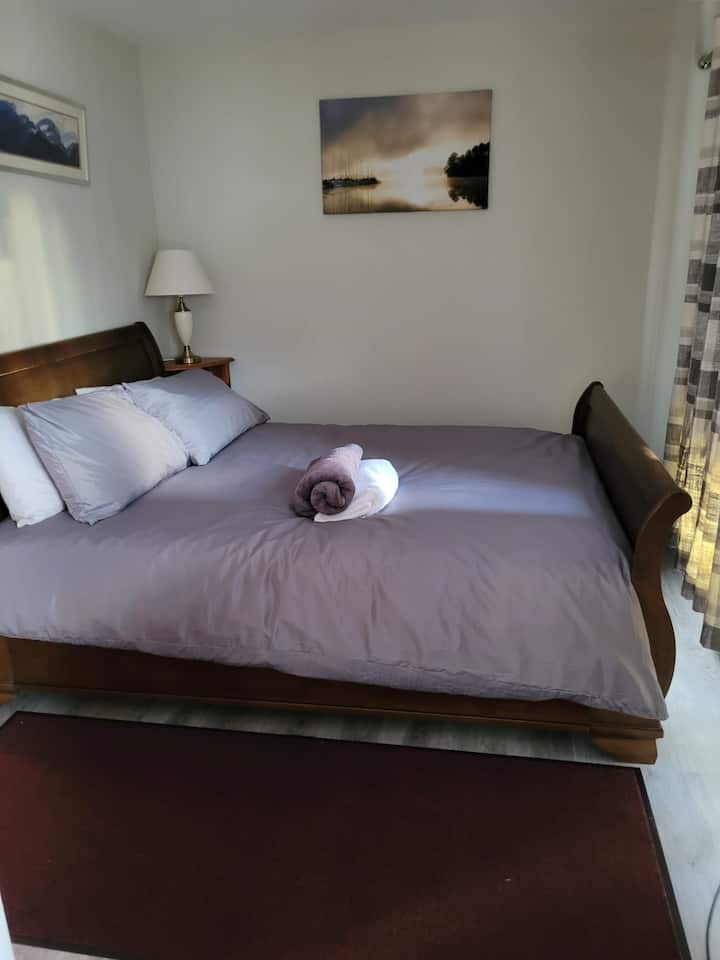 Large Room With Luxury Bathroom - Basingstoke