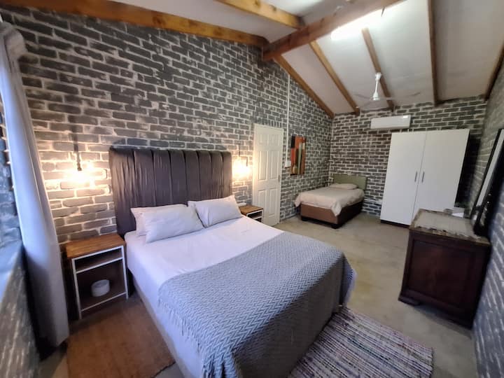Numbi Hills Accommodation-hyena - Hazyview
