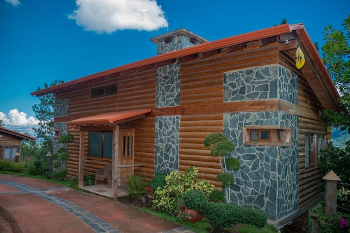Cozy Romantic Chalet W/ Hottub - Jarabacoa
