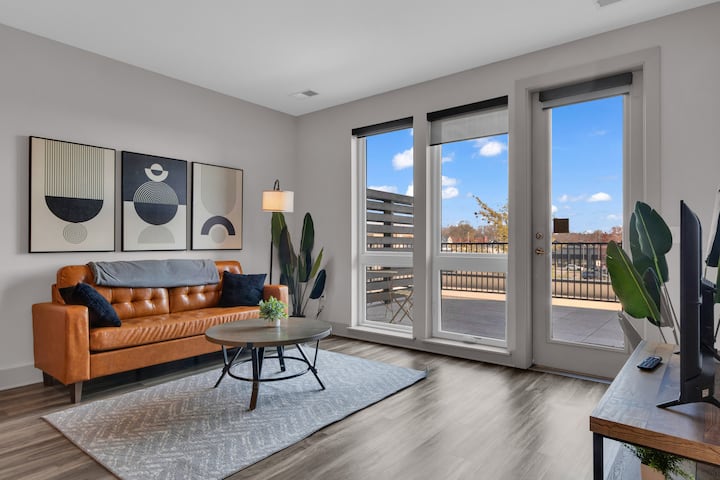 Broad Ripple 1br W/ Free Parking/ Large Balcony - Castleton, IN