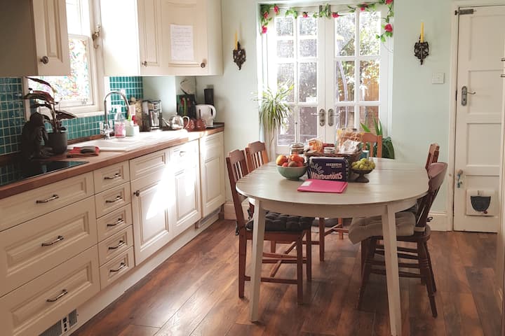 Large Family Home With 3pm Check-out! - Brighton