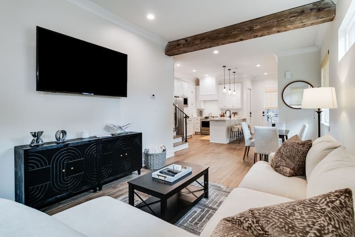 Brand New Designer Townhome In The Middle Of Town - 라피엣
