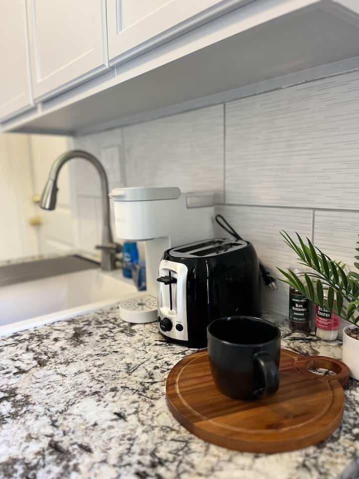 Cozy Stay W/private Entrance Bathroom & Kitchen - Modesto, CA
