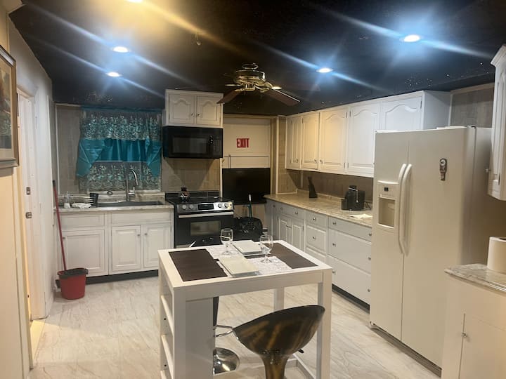 2 Bedroom Cozy Deluxe Suite - 브롱크스