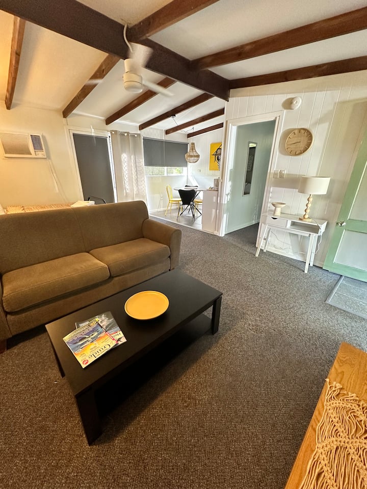 Charming Log Cottage - Hervey Bay