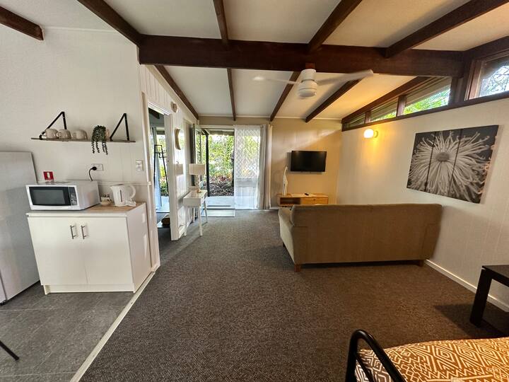Charming Log Cabin - 2 - Hervey Bay