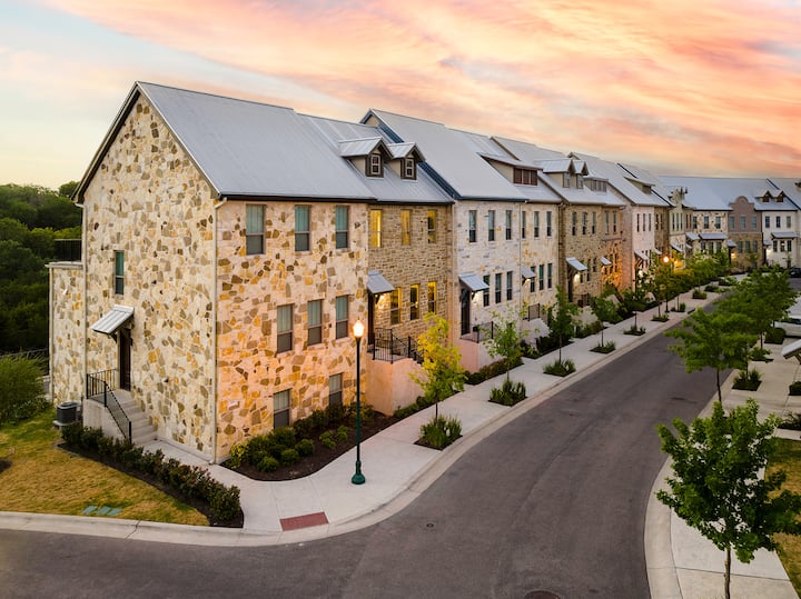 Live Music Outdoor Dining & San Gabriel River View - Georgetown, TX