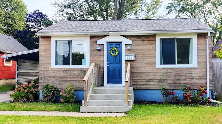 Sweet Haven Cottage Close 2 Town & Lake W/ Hot Tub - South Haven, MI