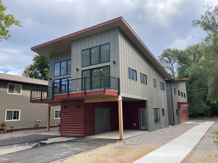 Bright & Modern Duplex- Balcony, Central Location - Missoula, MT