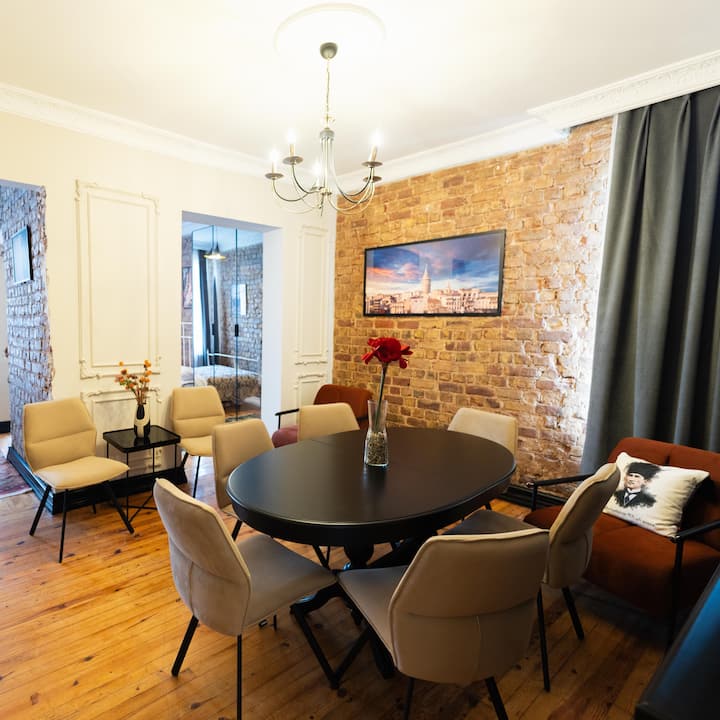 Beyoğlu'nda 4+1 Ferah, Manzaralı Tarihi Daire - Istanbul
