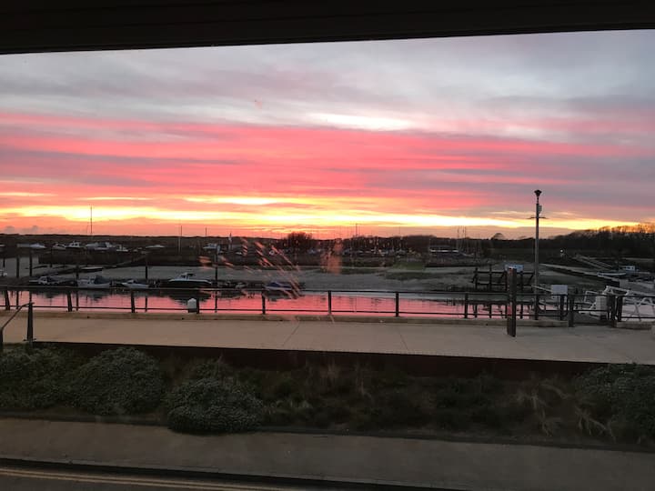 Riverside Seaside Apartment - Littlehampton