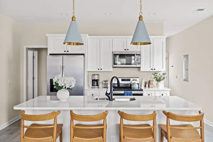 Spotted By The Sea. 0.3 Mi To Beach. Sleeps 9. - Oak Island, NC