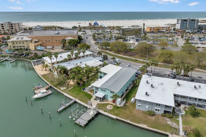 2 Bed/2 Bath Waterfront Condo With Dock Sleeps 6 - Treasure Island, FL