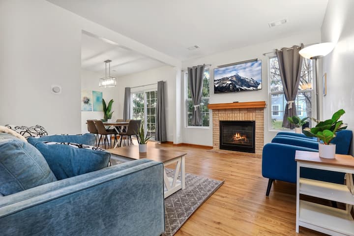 Terrific Naper Townhouse 3beds/2.5 Baths - Naperville