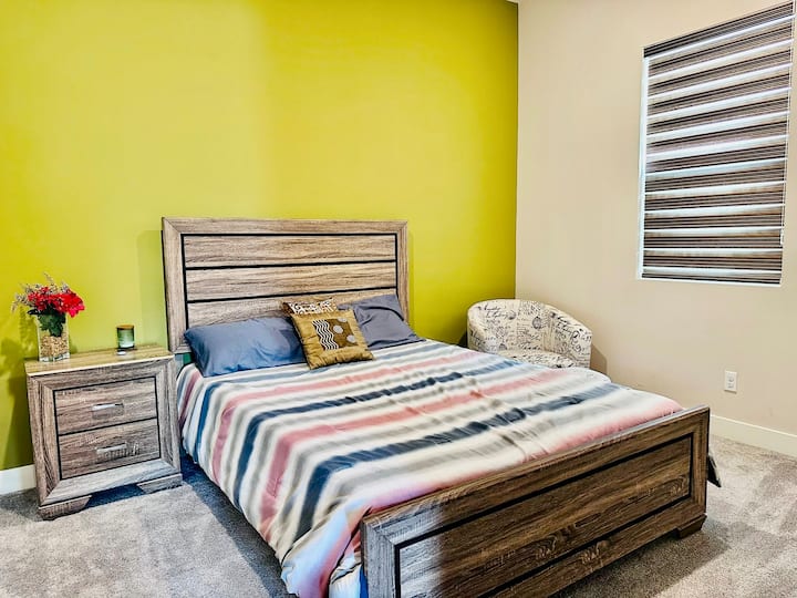 Private Room & Ensuite Bath- Ideal For Solo Guests - Irvine, CA