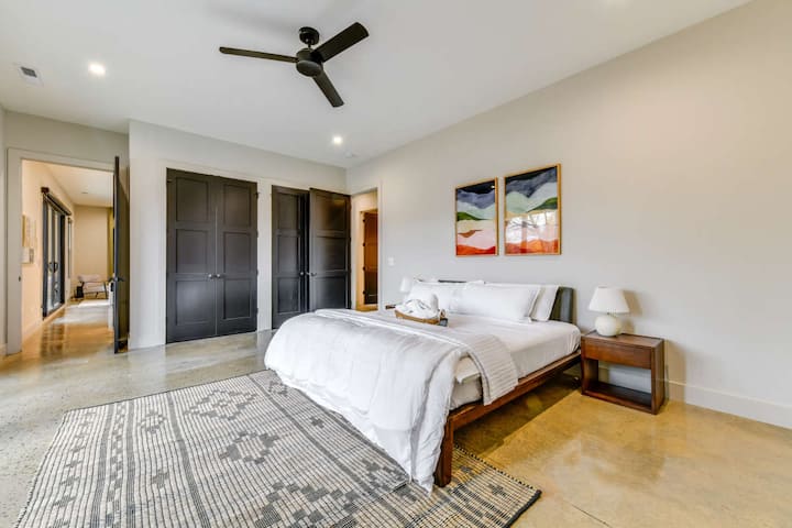 The Flat - A Lake View Retreat With Dock Access - Mooresville, NC