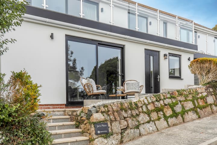 Jan's Place - Sea View Snug - Pedn Vounder Beach