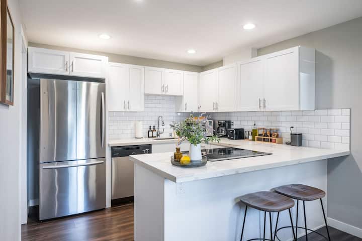King Bed | In Unit Laundry | Mins To Seattle - Edmonds, WA