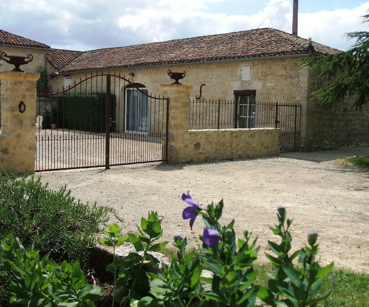 Gîte Avec 
Piscine, Aire De Jeux, Adapté  Pmr. - Lot