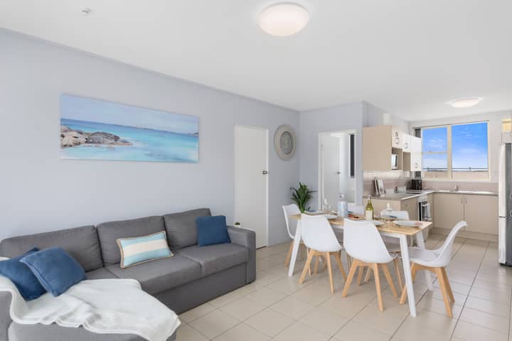 Beachside Escape: A Breezy Waterfront Family Abode - 월런공