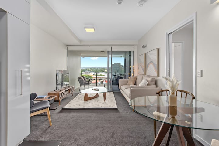 Stylish 1br W Pool, Parking, Views & Large Balcony - Brisbane